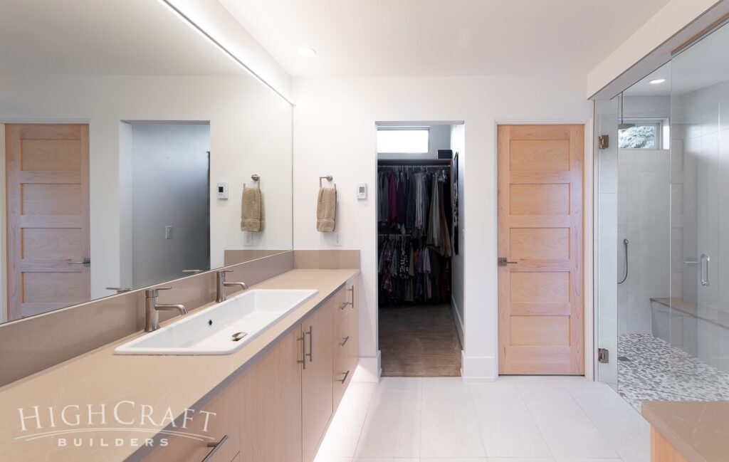 16 Beautiful Master Bathrooms